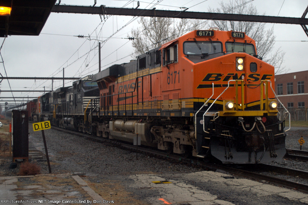 BNSF ES44AC 6171 leads K044